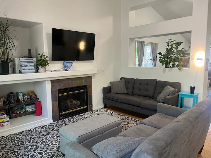 Near Old Mill! Family Home W/hot Tub & Trampoline - Bend, OR