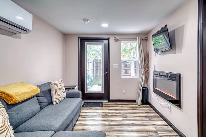 Quaint Cottage Near Penrose -Pet Friendly Backyard - Colorado Springs, CO