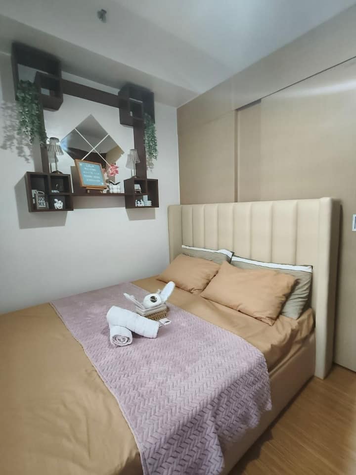 Queen Bed,balcony Facing Pool Unit Near Venice&bgc - Taguig