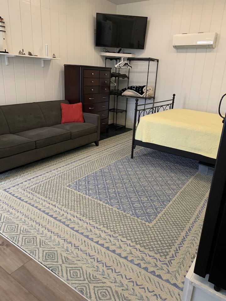1 Large Room Efficiency In Detached Garage. - Maryland