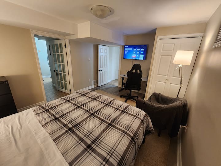 Lovely 1-bedroom Basement Studio - London