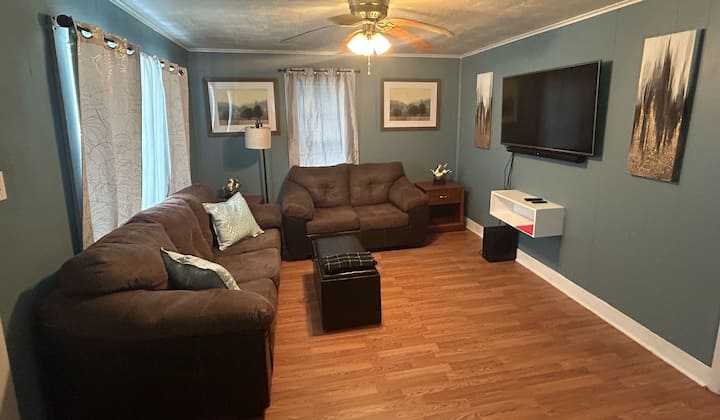 Beautiful Home W/ Privacy Gated Yard. - Little Rock, AR