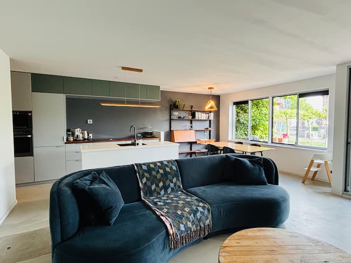 Sunny 2br Apt W/ Terrace & Tram-bus Access - Amsterdam