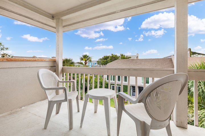 Tybee Townhome W/ Porch & Great Location - Tybee Island, GA