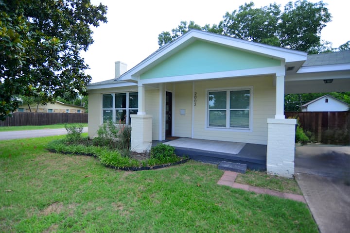 Bungalow With Comforts Of Home - Dallas