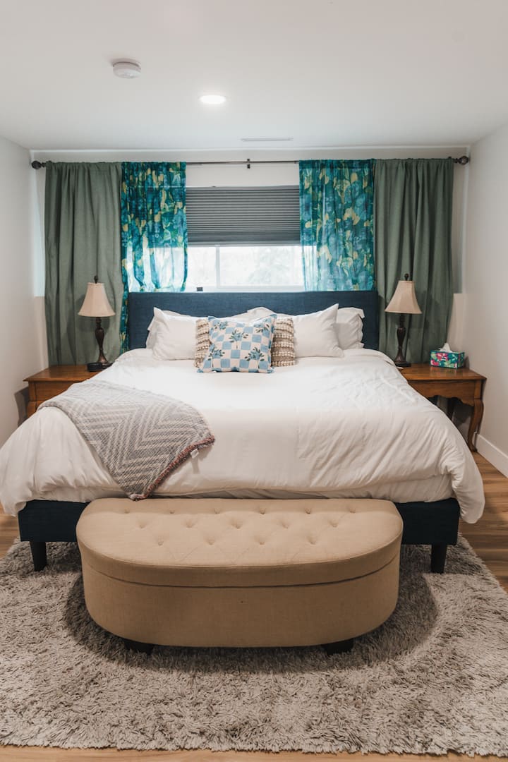 Fresh Renovation! King Bed, Full Kitchen, Coffee - Colorado Springs, CO