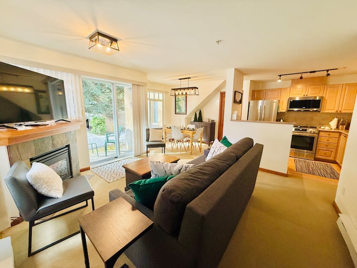 Village Townhome- Free Parking, Sleeps 4 - Whistler