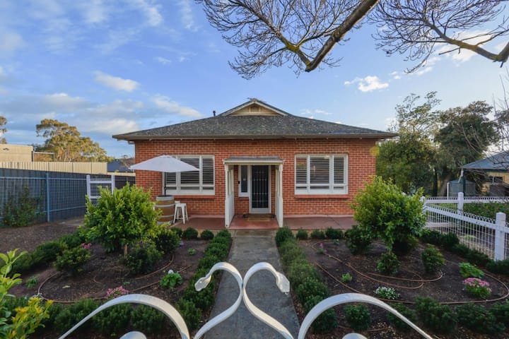 1930's Vale Cottage - Beautifully Restored - McLaren Vale