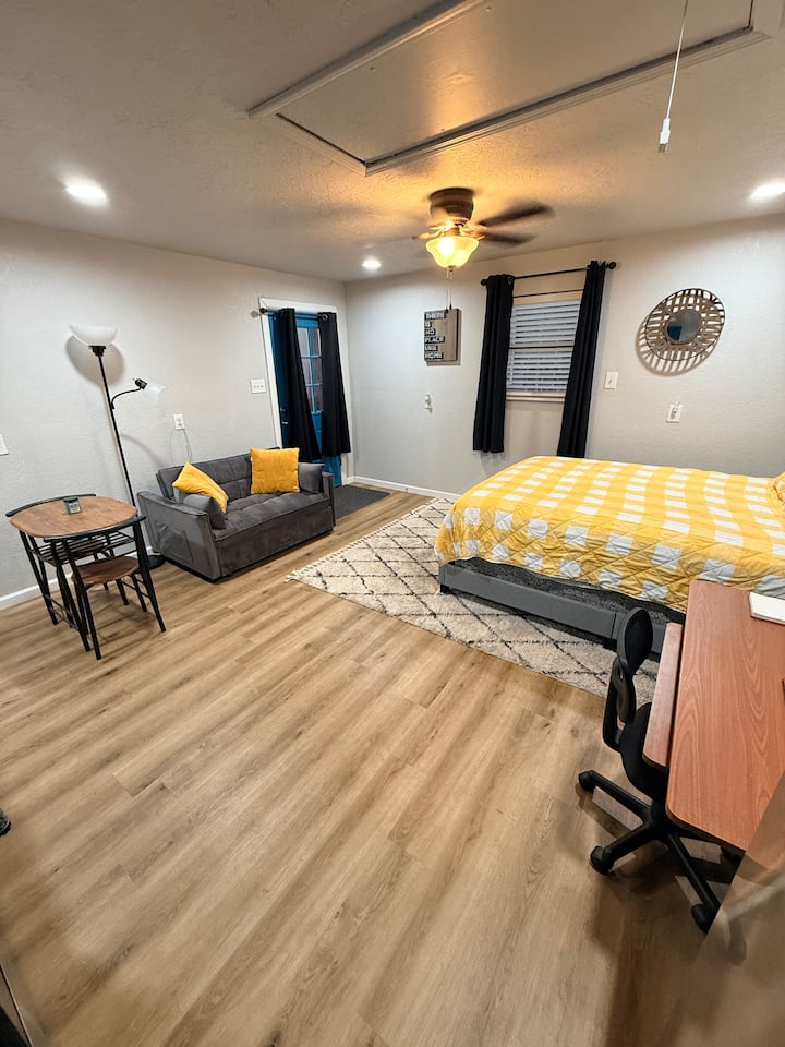 Stylish One Bedroom Apartment. Fully Furnished. - Clovis, NM