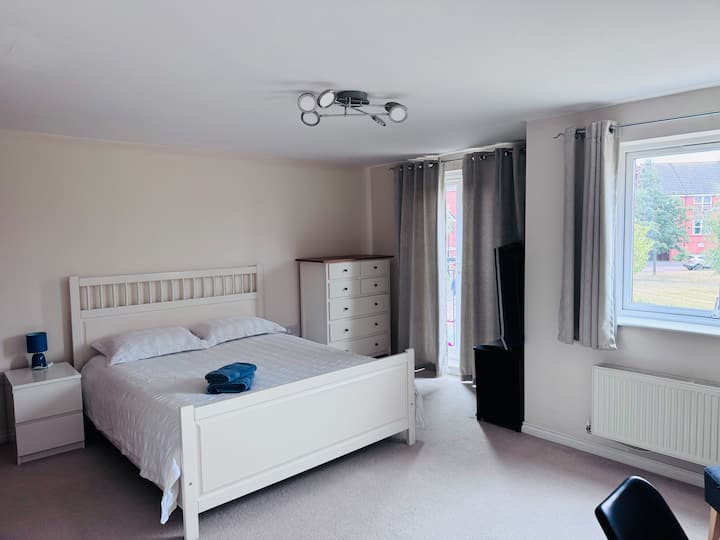 Massive Double Bedroom With Free Parking - Swindon
