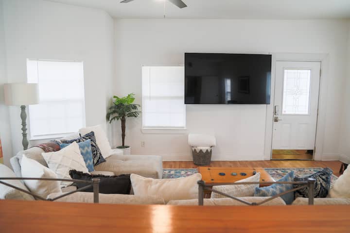 A Cheerful One Bedroom Home In Downtown Pensacola - Pensacola, FL