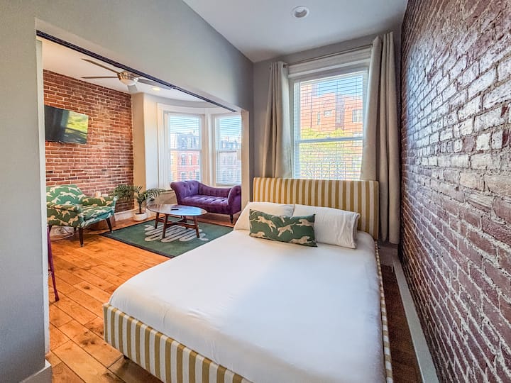 (N2f) Bay Windows, Newbury, Prime Location! - Boston, MA