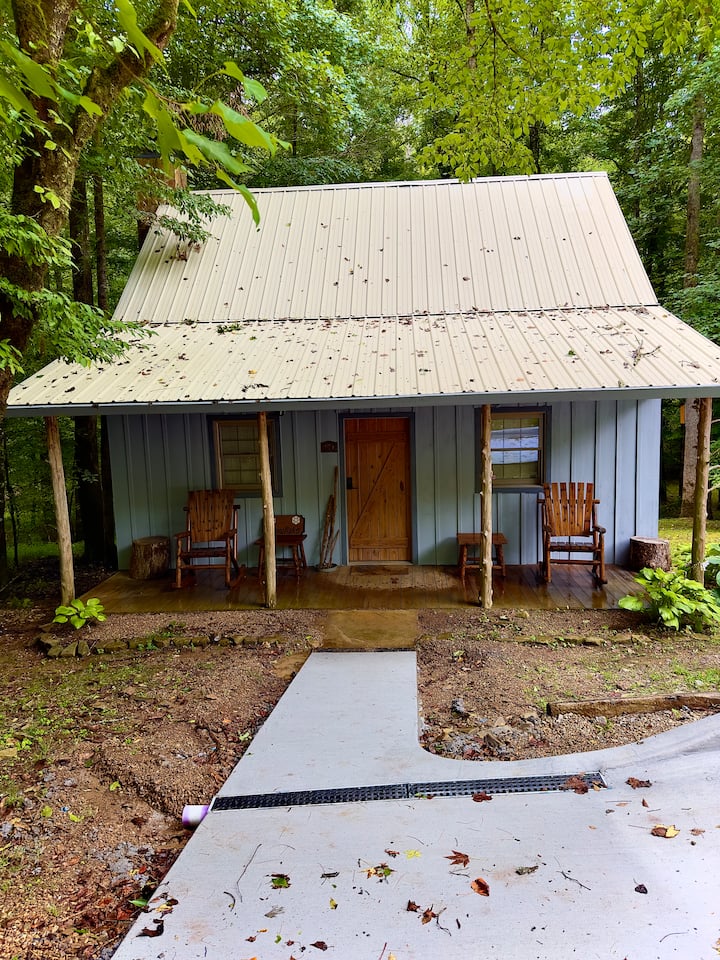 Cozy Two Bedroom Cabin With A Hot Tub. - Townsend, TN