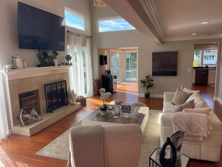 New Home With Beautiful Deck Overlooking The Lake - Laguna Beach, CA
