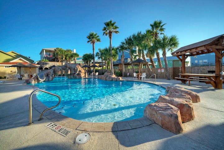 Resort Pool, 2 Blocks From The Beach | Isla View - Port Aransas, TX