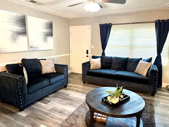 3 Bedroom Trendy Elegant Vibe Close To Colleges - Tallahassee, FL