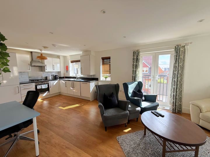 Stylish 2-bed Apartment | 2 Bathrooms & Parking - Bracknell