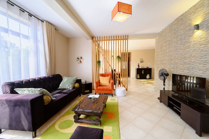 Close To Airport: 2 Bedroom Home, Spacious & Cosy - Uganda