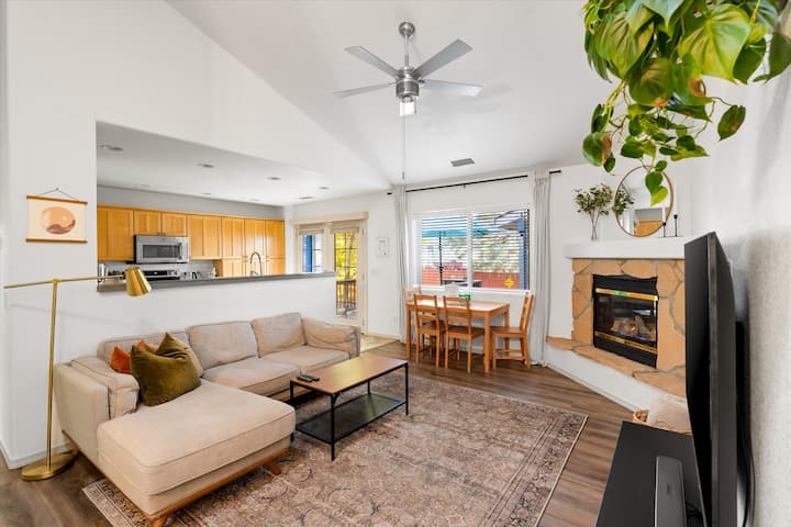 Cozy Ponderosa House | Fireplace + Garage - Northern Arizona University, Flagstaff