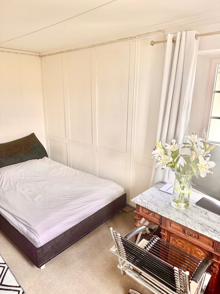 Black Design At The Lake - Zurich