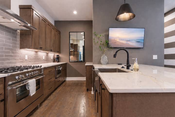 Two New Nashville Homes Sleeps Up To 24 - Tennessee