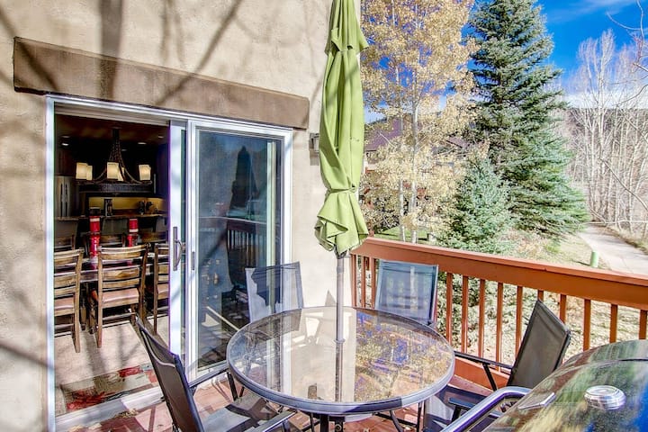 Rare Retreat W/ac-spacious Th Steps To Mtn/trails/free Town Bus/shared Hottub-2 Car Garage-grill-w/d - Steamboat Springs