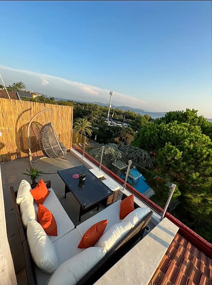Pool | Beach 1 Min | Train 5 Min | Bağdat Roof - İstanbul