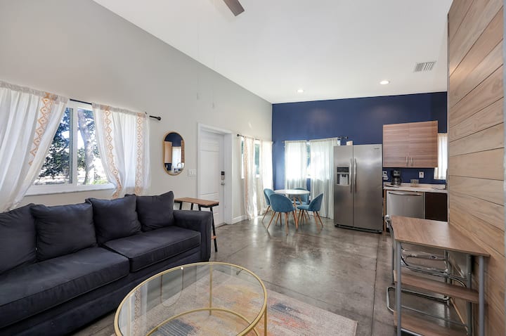 Cozy 2 Bedroom Private Unit - Sarasota, FL