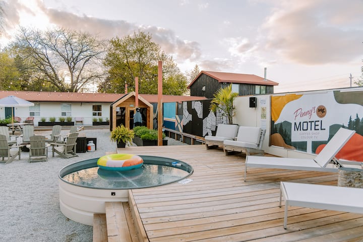 Cozy Queen Room Boutique Motel Near Blue Mountain - Ontario