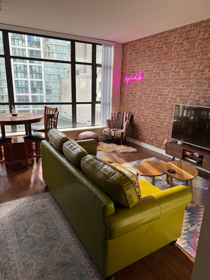Stylish Top Floor 1-bedroom In Downtown Vancouver - Vancouver