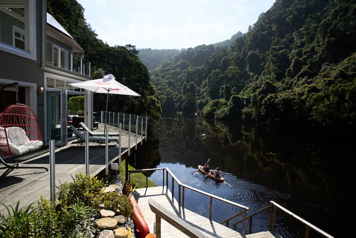 Yolo - Scenic River Escape - Sleeps 8 - Victoria Bay