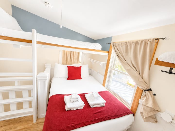 Caretakers Apartment-split Level W/ Wet Room Bath - Alton, NH