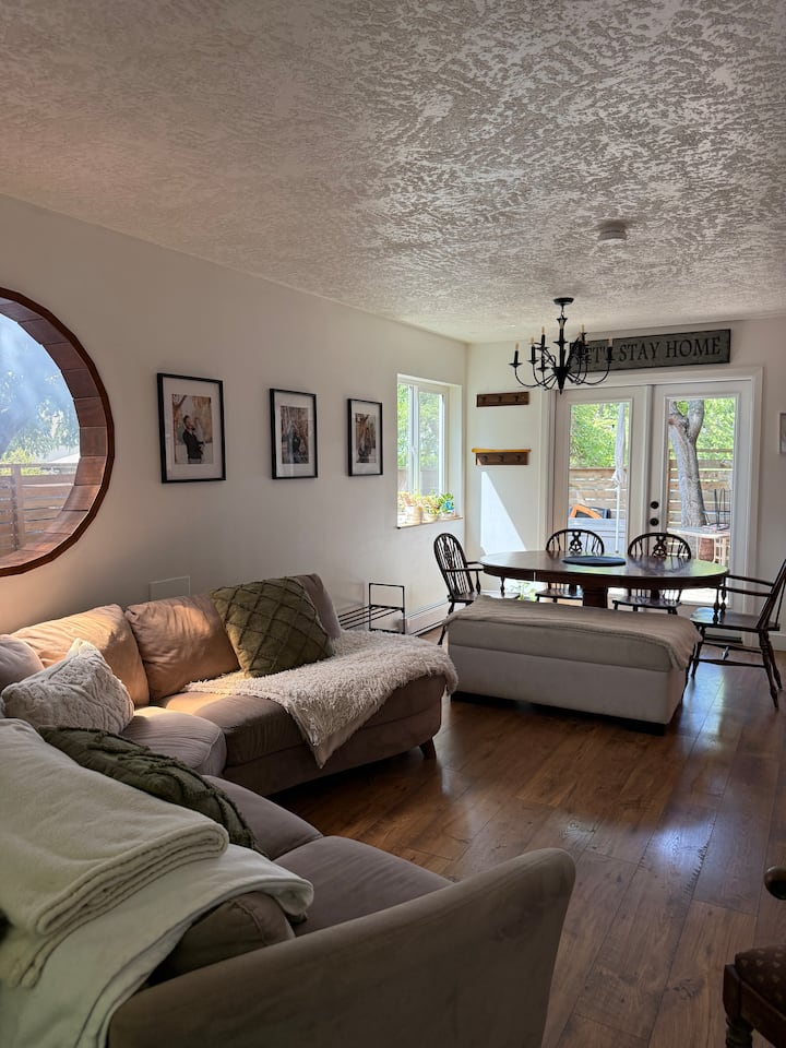 Bright Beautiful Home- Steps To Downtown/harbour - Saanich