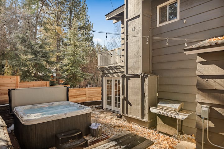 Chic Moonridge Overlook Retreat, Spa & Sun Room - Big Bear Lake, CA