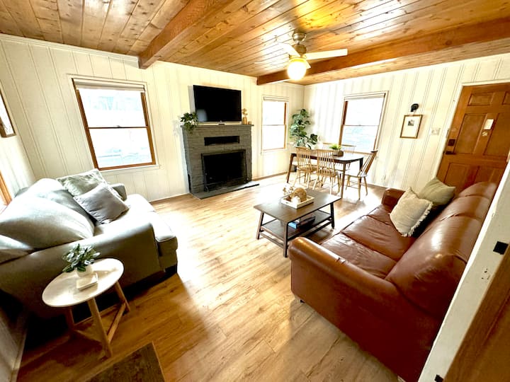 Cozy Remodeled Cabin Close To Skiing - Stateline, NV