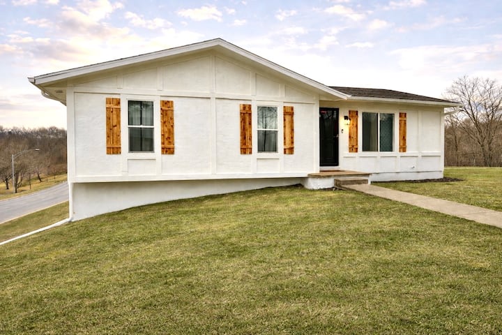 Modern 3br House W/ 2 Car Garage - Saint Joseph, MO