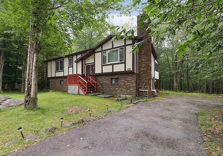 Pocono Retreat Sleeps 12 •Game Room • Family Ready - Mount Pocono, PA
