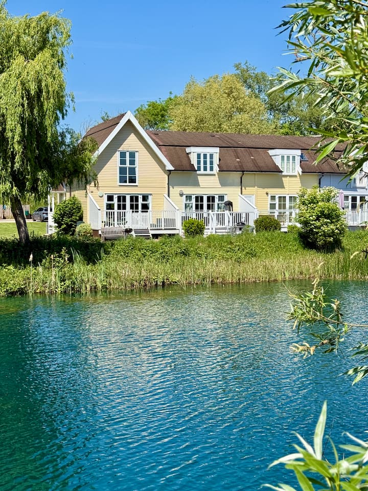South Facing Cotswolds Water Park Lake House. - Bibury
