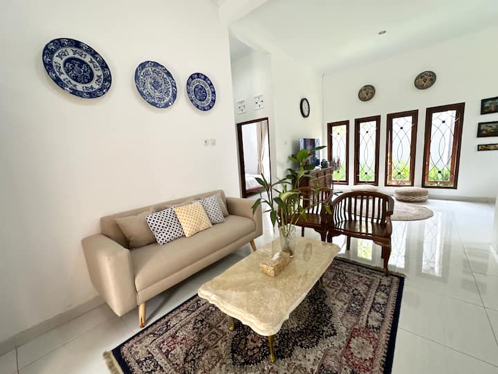 Griya Kirana
Comfy Homestay Fit To 6 Guests - Yogyakarta