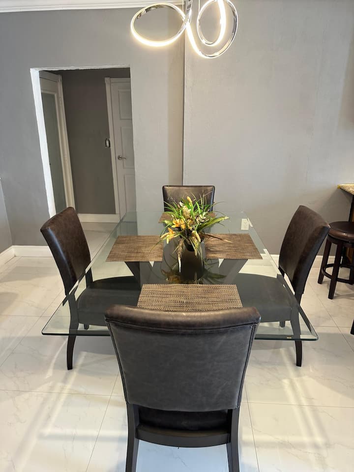 Secure Home. 2 Rooms 2 King Beds Double Suites - Jamaica