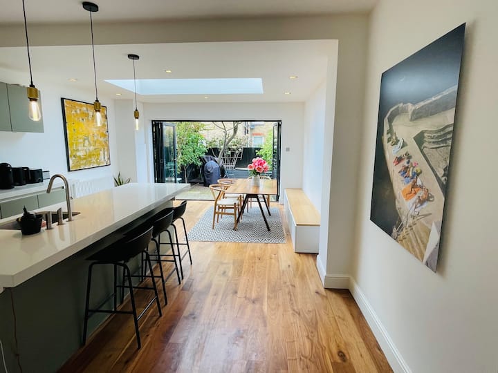 5* 4bed Victorian House Close To Shops & Transport - London, UK