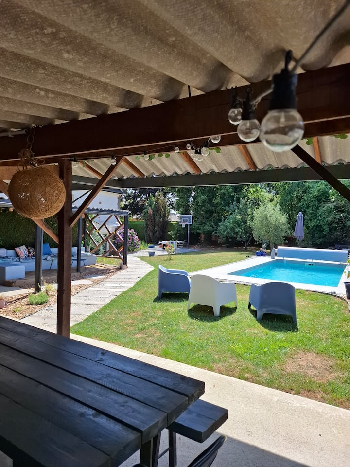 Lamaisondesmoutons
(Piscine-pétanque-basket) - Ille-et-Vilaine