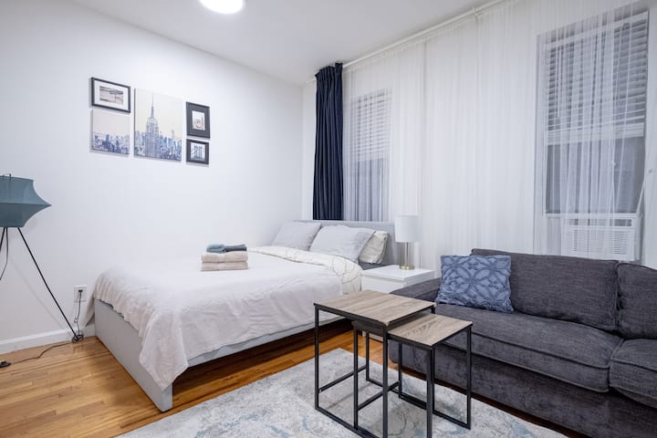 Cozy Studio Couple Blocks From Central Park - Manhattan, NY