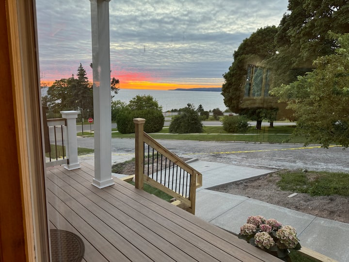 Downtown Rental Million Dollar Sunsets! 30 Days - Petoskey, MI