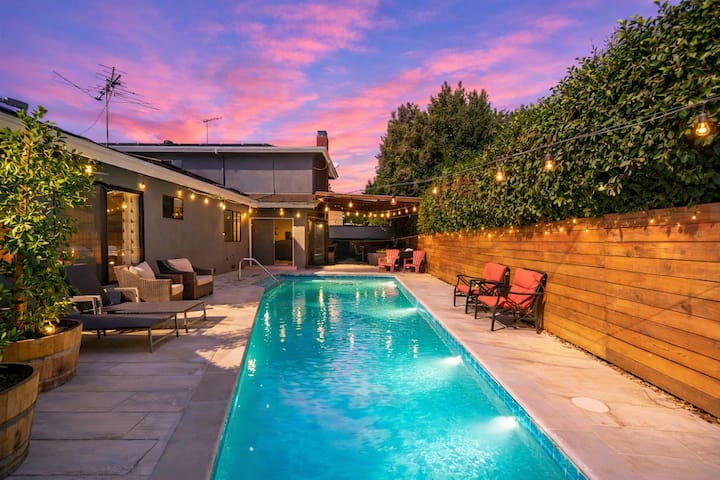 126 Chic Valley Village Home-pool Near Universal - Los Angeles, CA