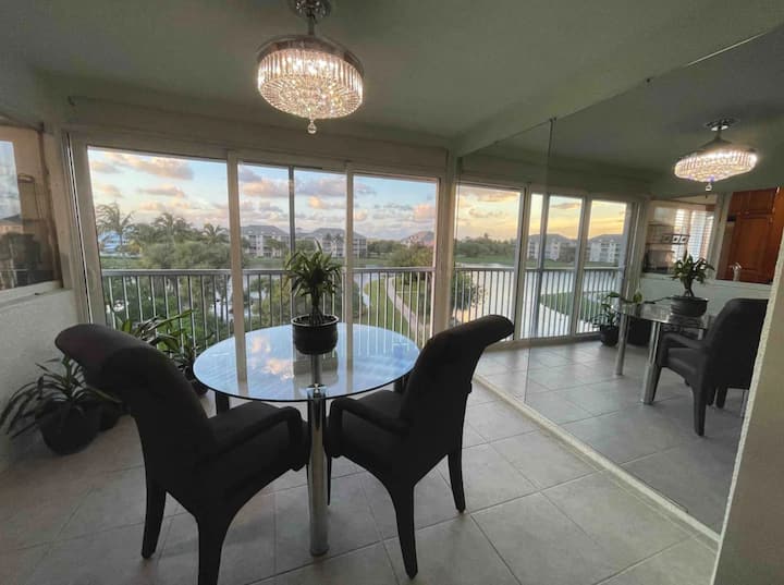 Top Floor, Lakeview, Pool, Walk To Beach - Jupiter, FL