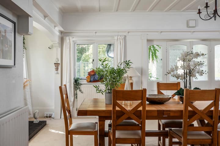 Homestead 3 Bed Garden Beach & Village Apt - Poole