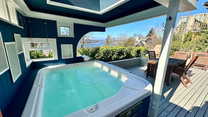 Seattle View + Private Hot Tub - Seattle, WA