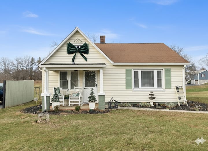 Glenhaven Cottage
Cozy Up For The Holidays! - Galax, VA