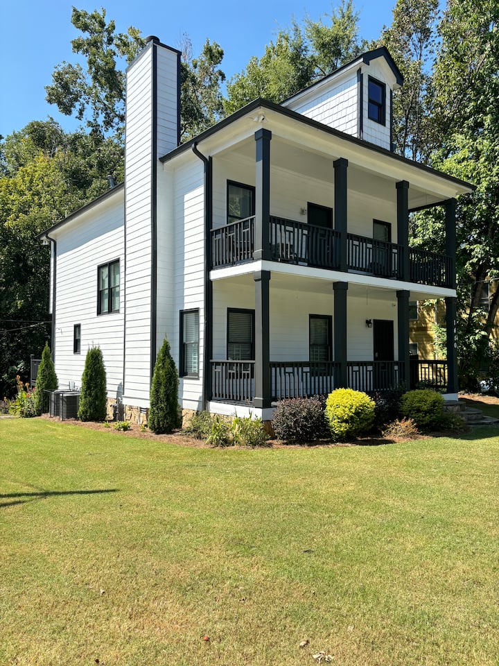 Gather In This Beautiful 3 Bedroom, 2.5 Bath Home - Atlanta, GA